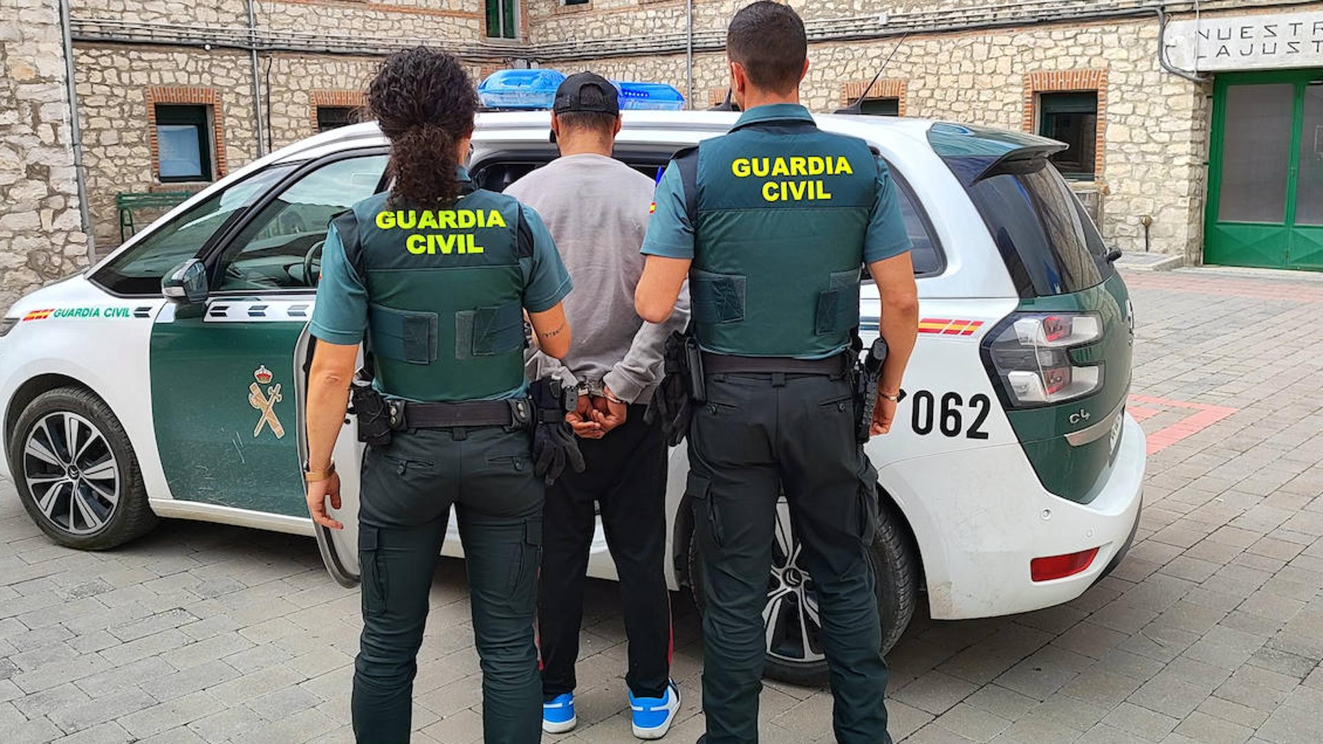 Detenido un vecino de Cuéllar por robar tarjetas de crédito del ... Detenido un vecino de Cuéllar por robar tarjetas de crédito del ...